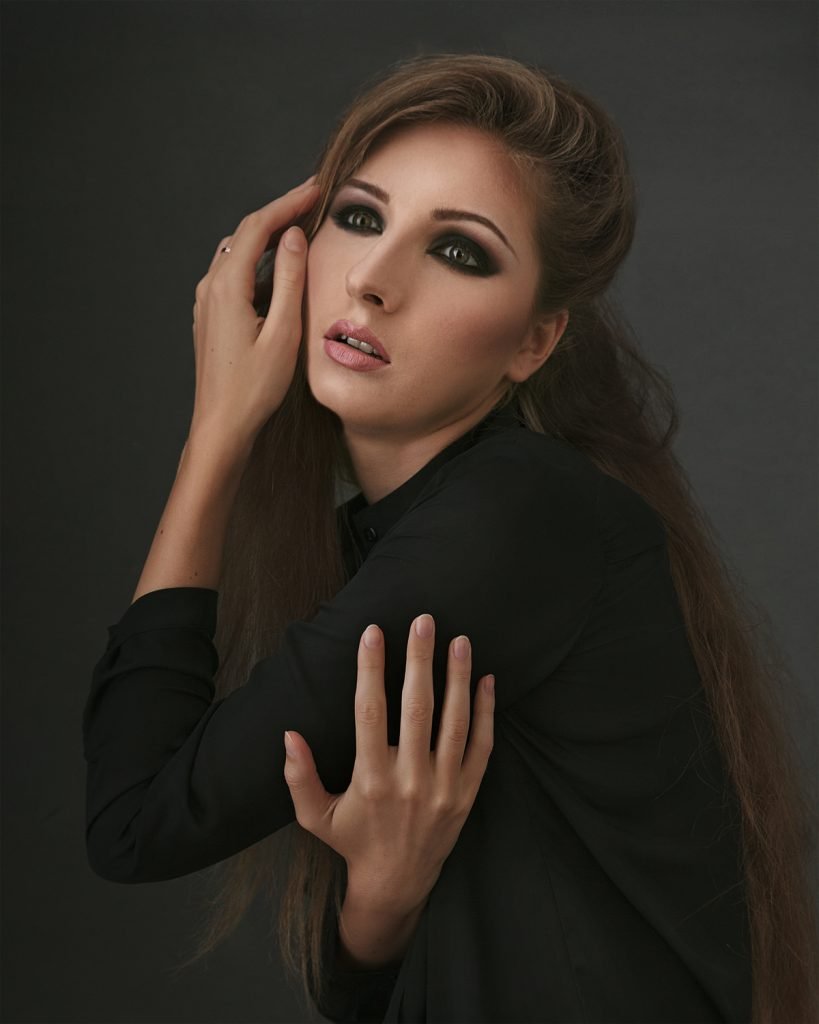 Conceptual Portrait The Hands (Part II) – Lili Amanda | Artist At Work